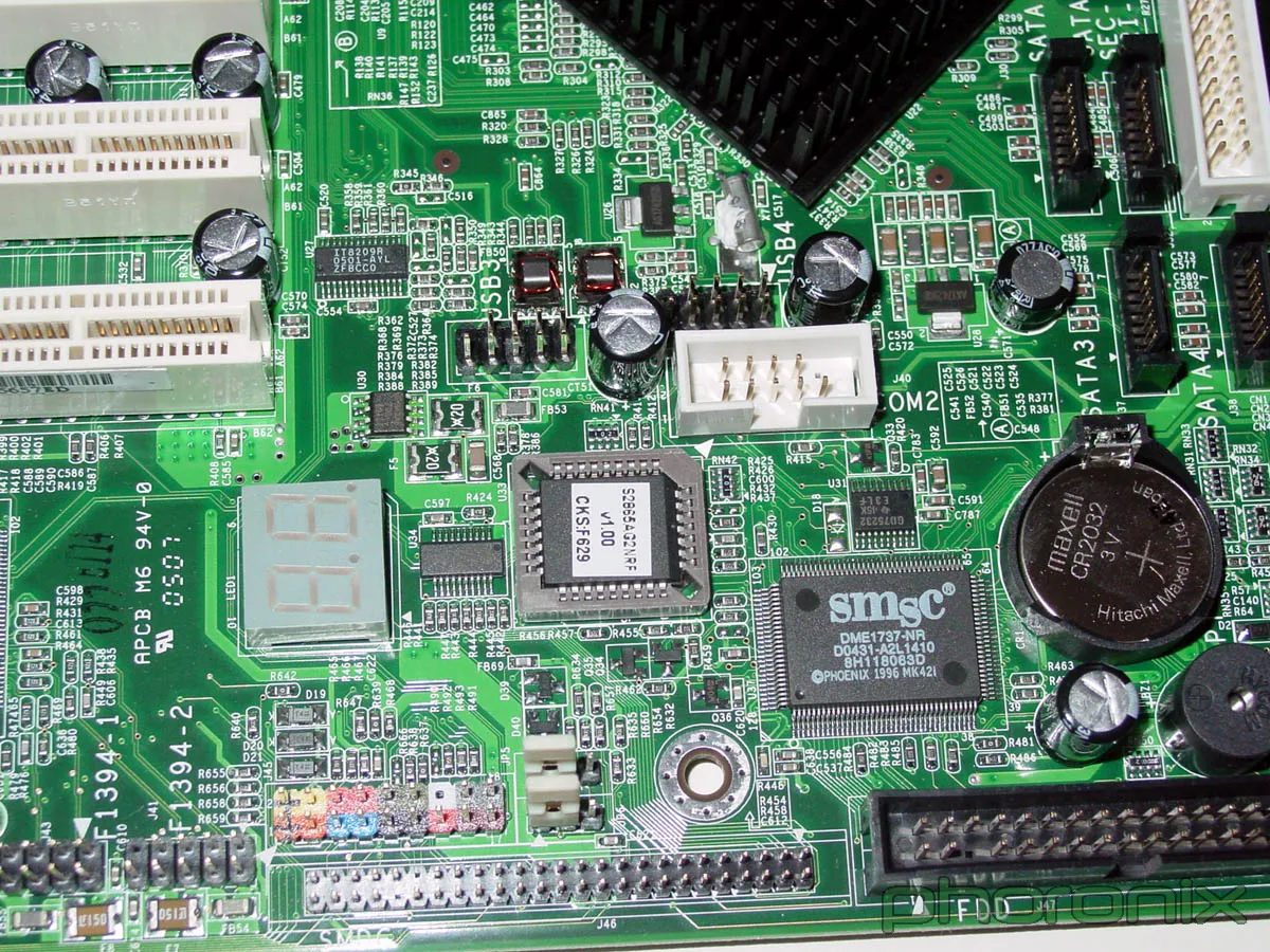 [Phoronix] Tyan Tomcat K8E S2865 Image (Tyan K8e Occupied)