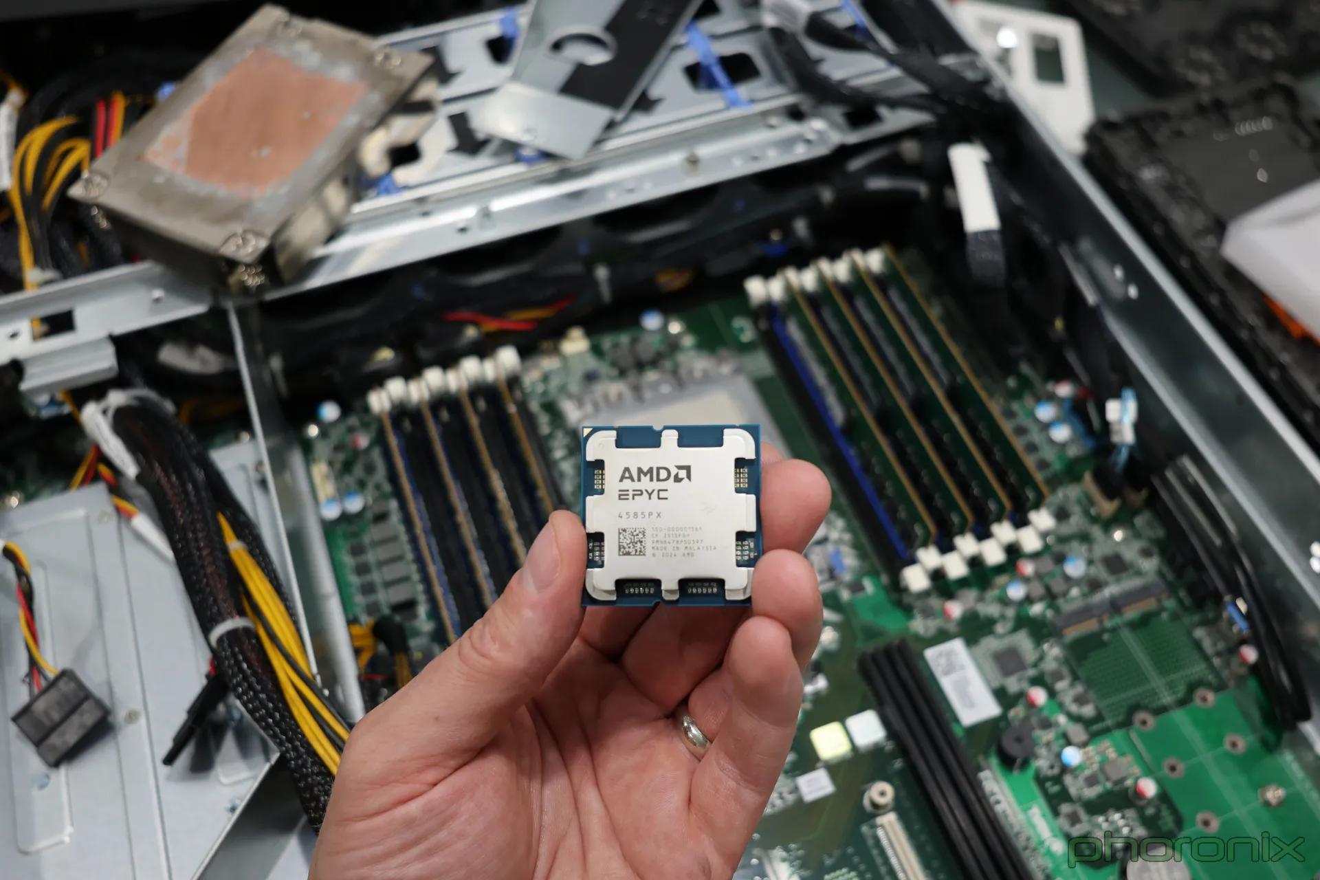 [Phoronix] Performance & Power Of The Low-Cost EPYC 4005 "Grado" vs ...