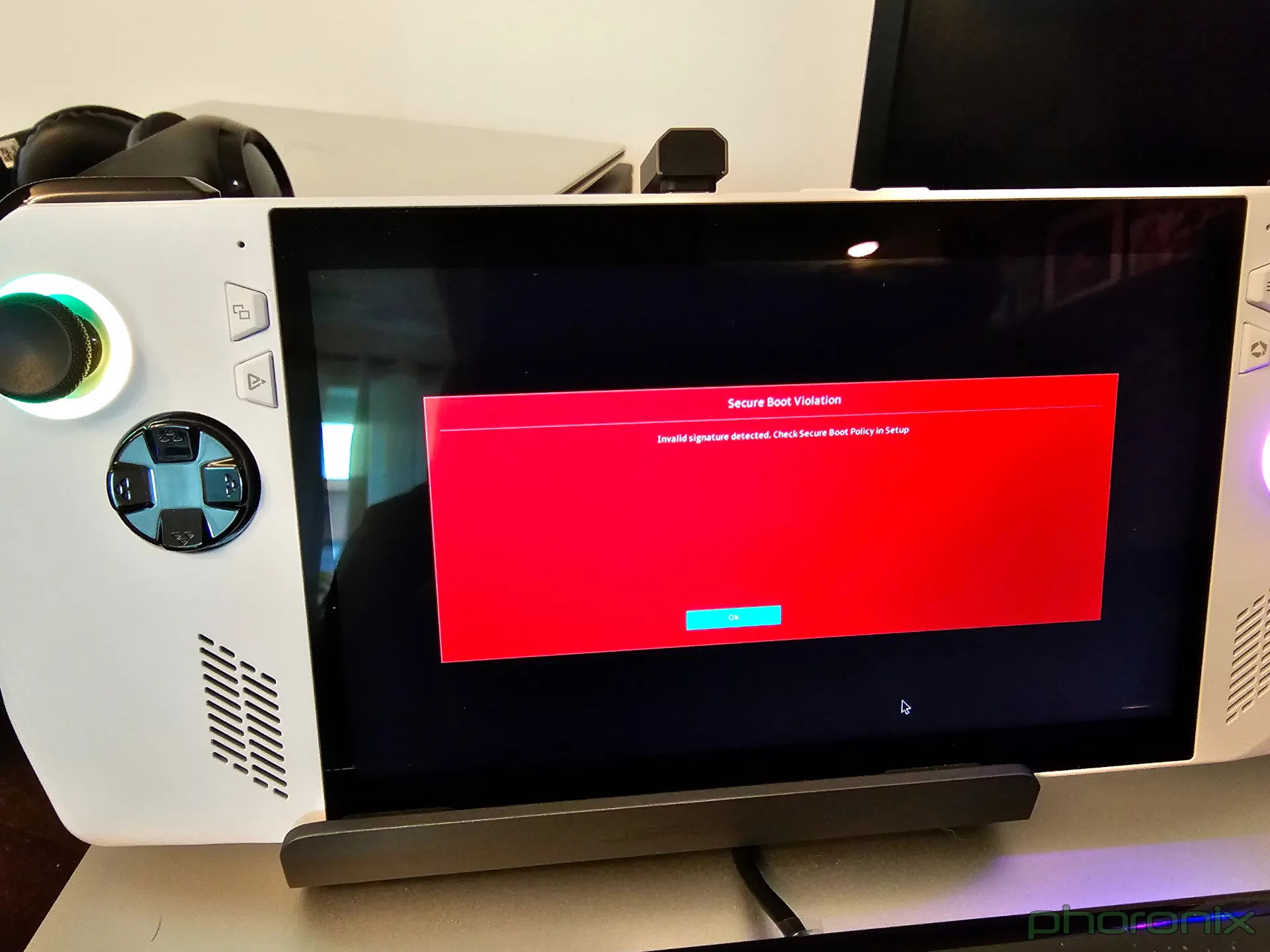 [Phoronix] Running Linux On The ASUS ROG Ally Gaming Handheld Image ...