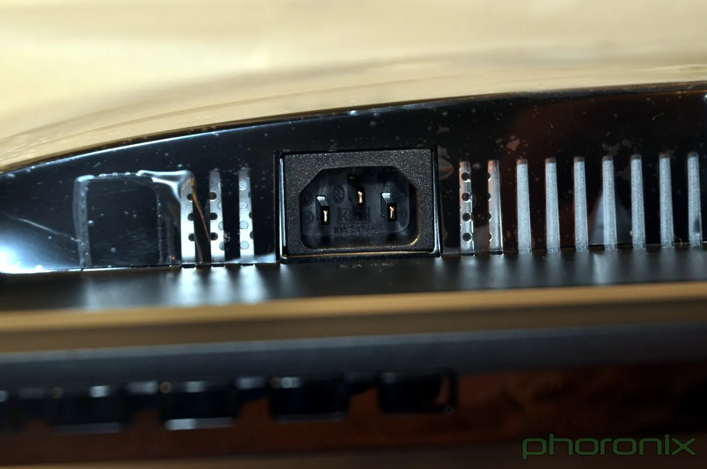 [Phoronix] ASUS VE228H HDMI LED Monitor Image (Asus Ve228 Conn2)