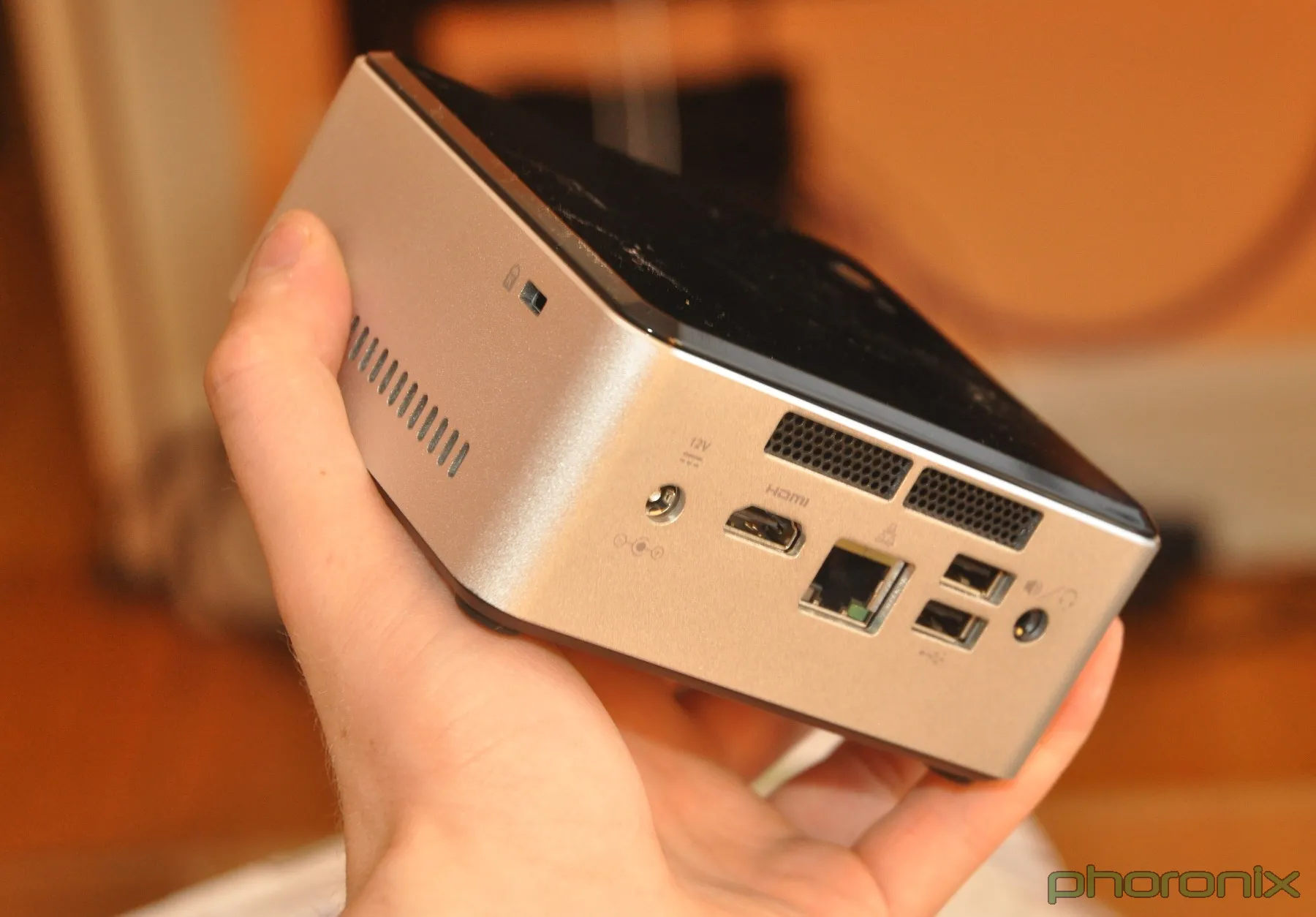 [Phoronix] Intel Atom Bay Trail NUC Kit On Linux Image (Intel Baynuc Palm2)