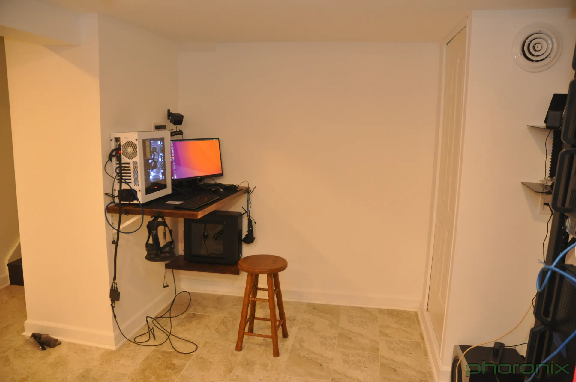 [Phoronix] Setting Up A Better VR Space For SteamVR Linux Gaming Image (Linuxvr Build 12)