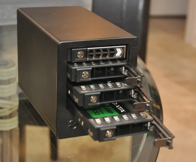 SilverStone TS421S 4-Disk SATA/SAS Disk Enclosure Review - Phoronix
