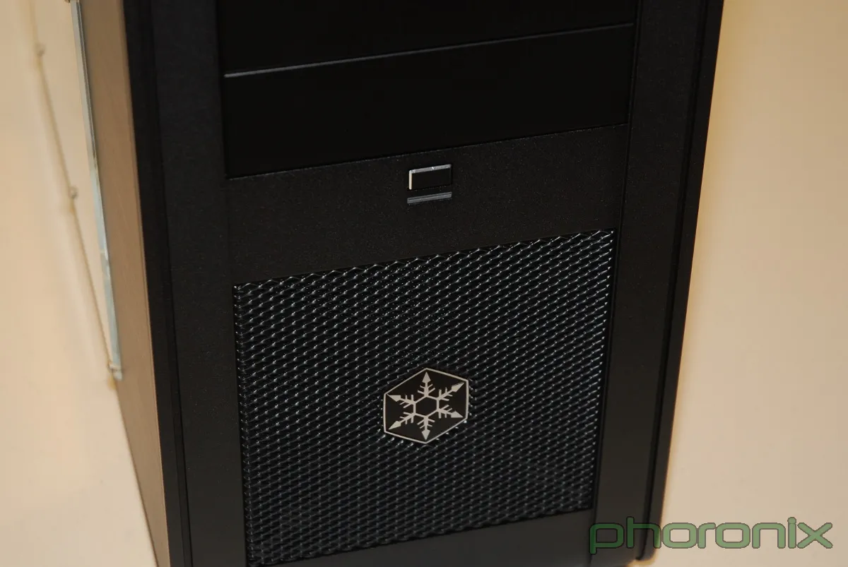 [Phoronix] SilverStone Fortress FT01 Image (Silverstone Ft01 Logo)